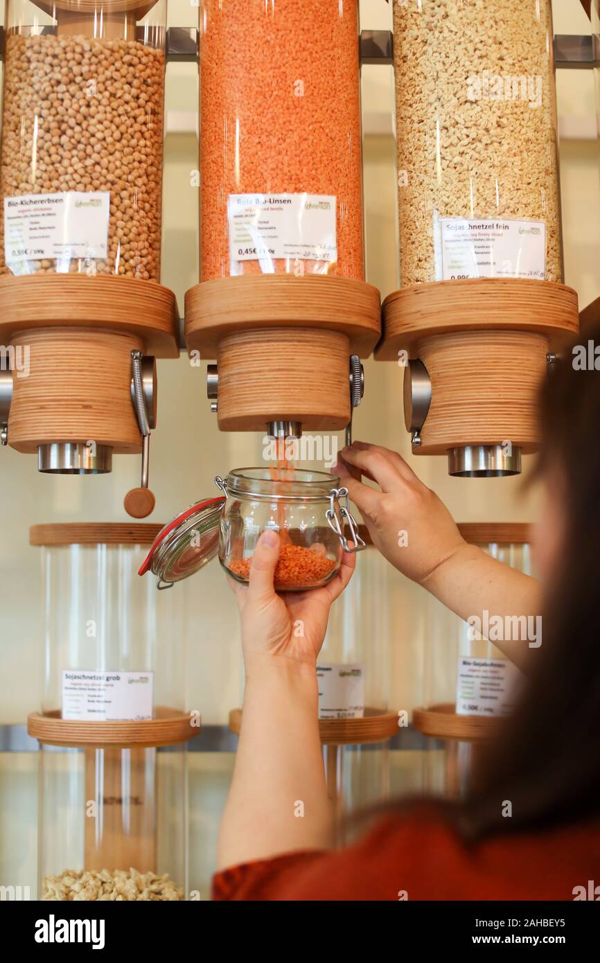 Leipzig, Germany. 18th Nov, 2019. A woman fills red lentils into a jar ...