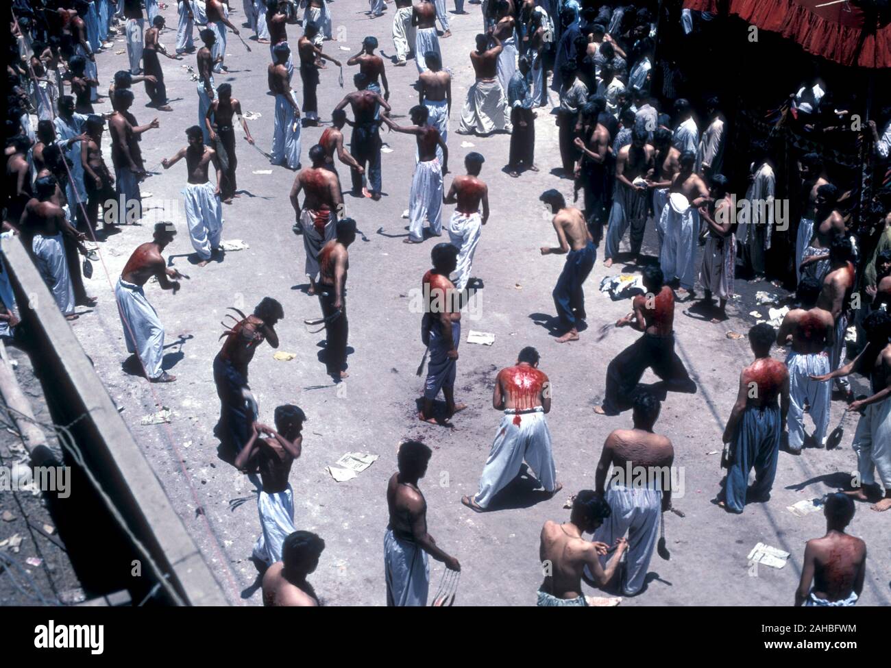 Huge Ashura procession of Shi'ite mourners in Karachi marking the Tenth ...
