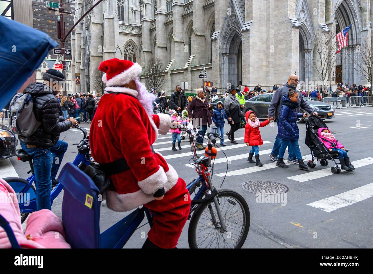 New york pedestrian crossing kids hi-res stock photography and images ...