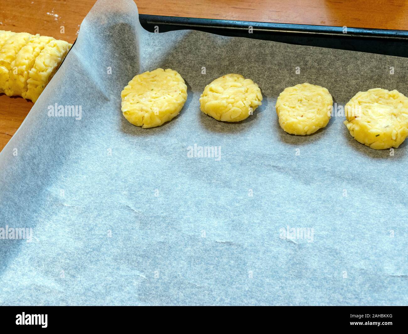 Cake pan placement hi-res stock photography and images - Alamy