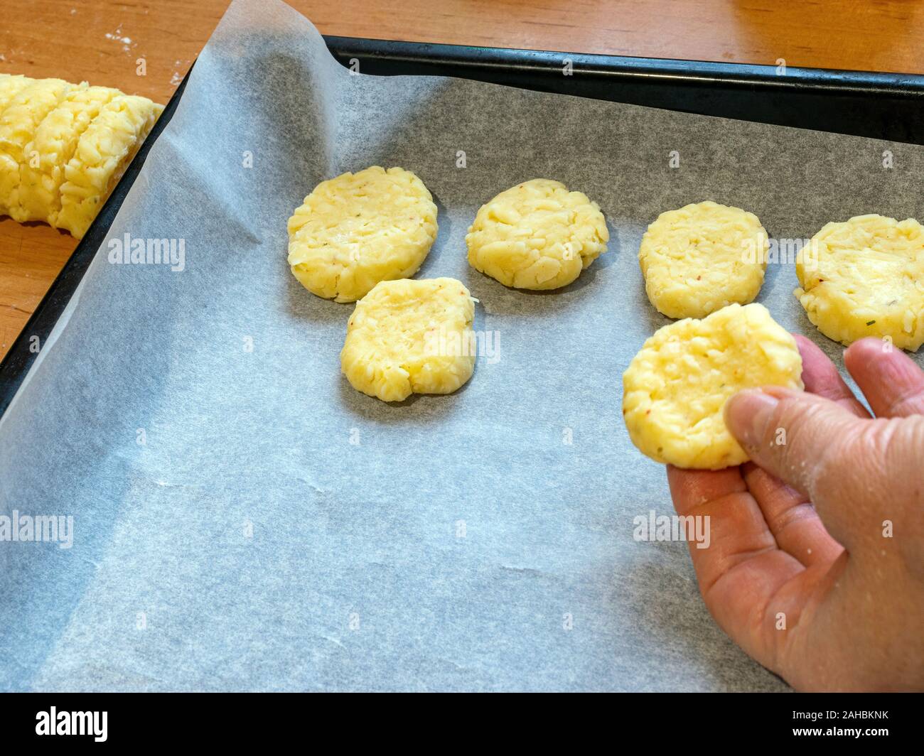 Cake pan placement hi-res stock photography and images - Alamy