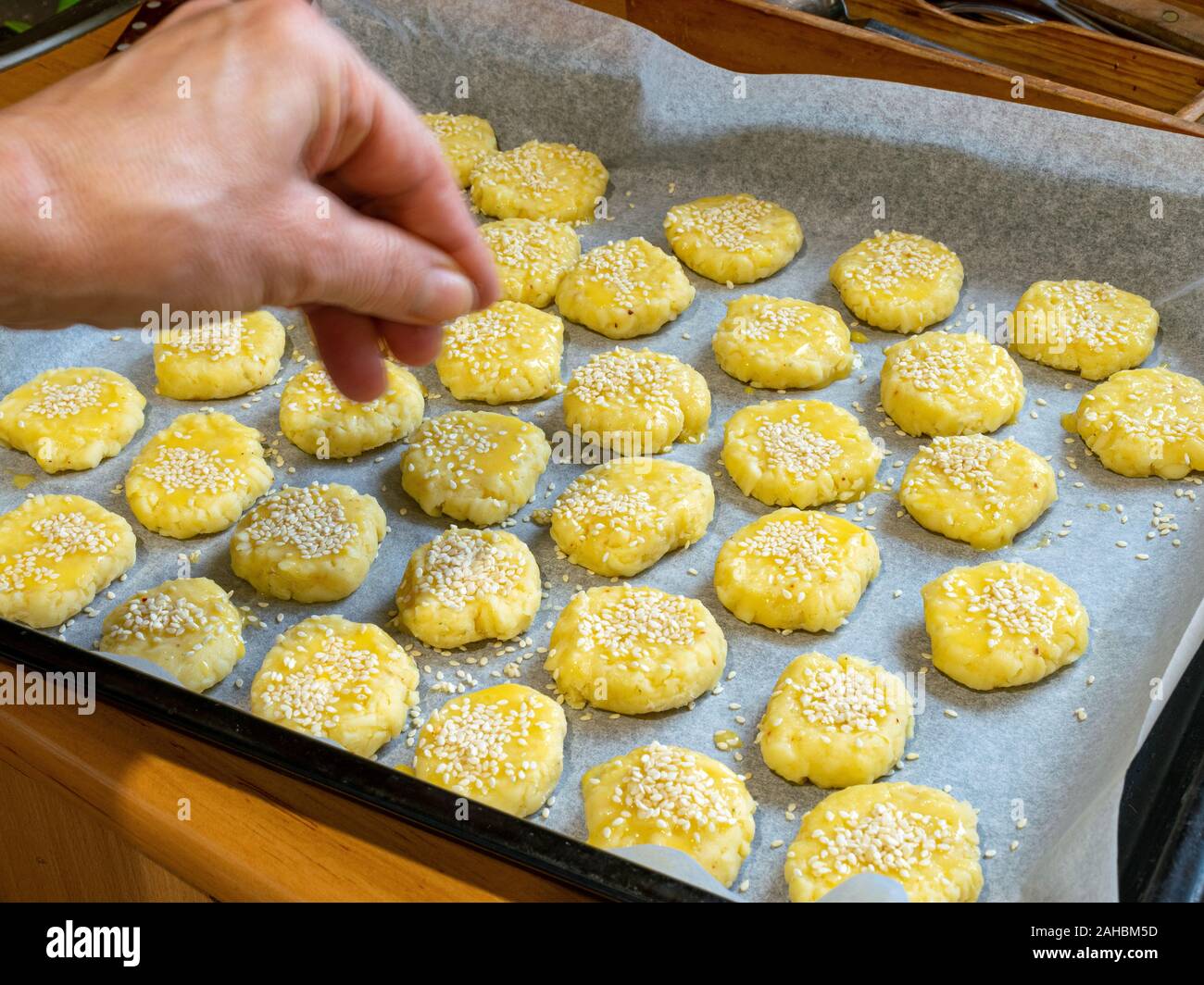Cake pan placement hi-res stock photography and images - Alamy