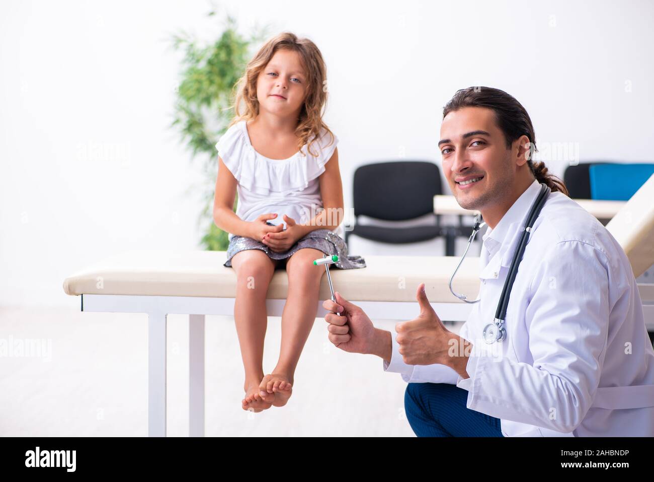The young doctor pediatrician with small girl Stock Photo - Alamy