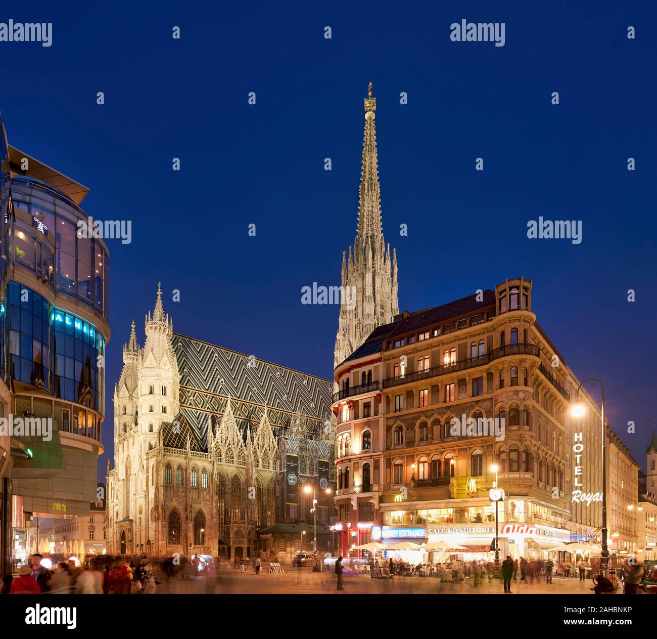 Sky stephansplatz hi-res stock photography and images - Alamy