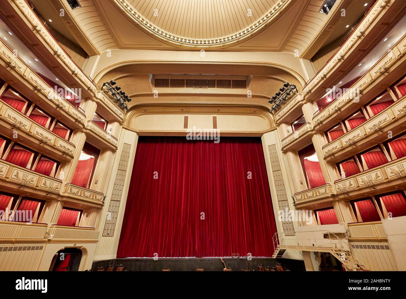 Austria vienna opera house hi-res stock photography and images - Alamy