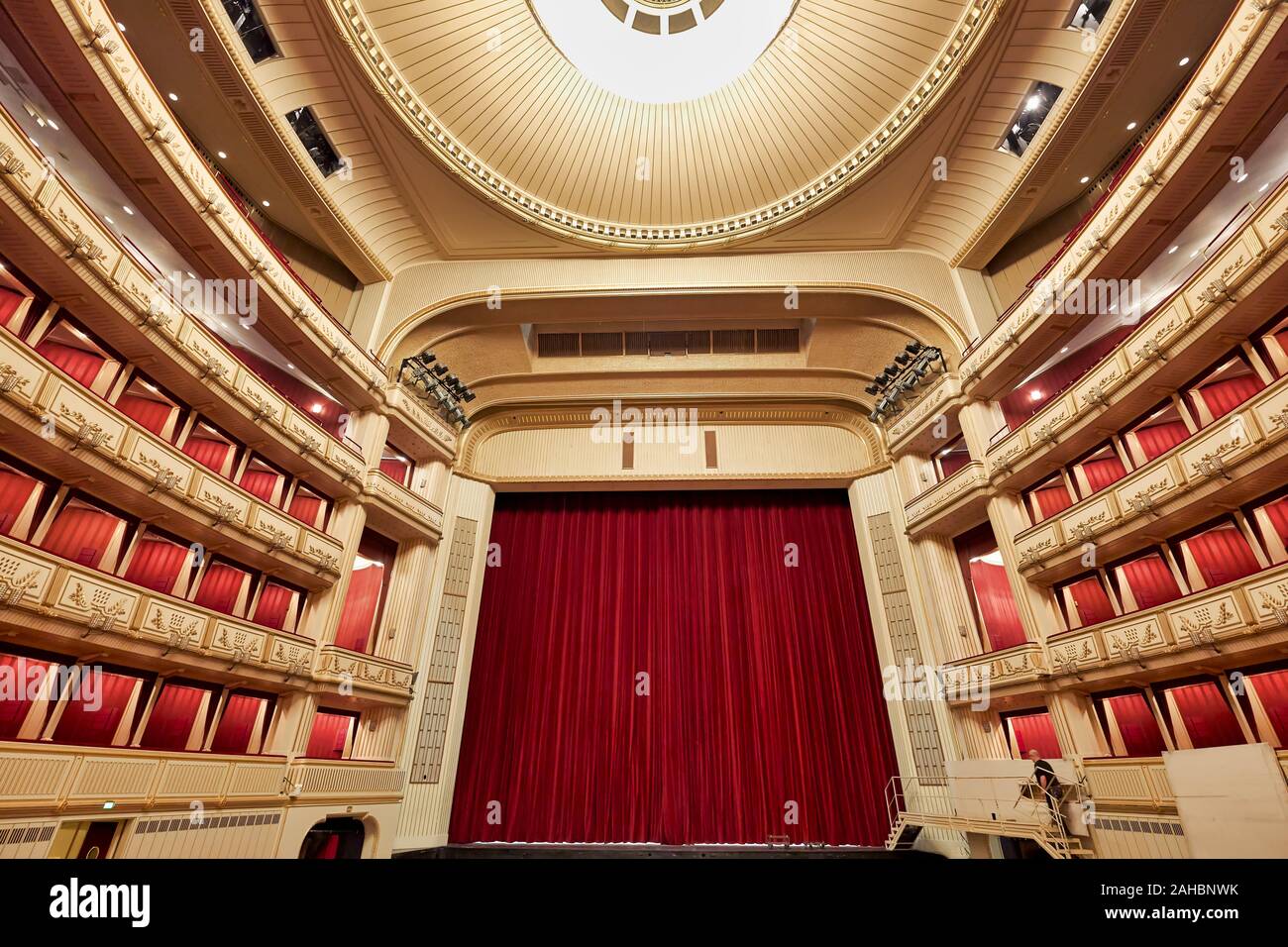 The Vienna State Opera (Wiener Staatsoper)- Vienna Austria Stock Photo ...