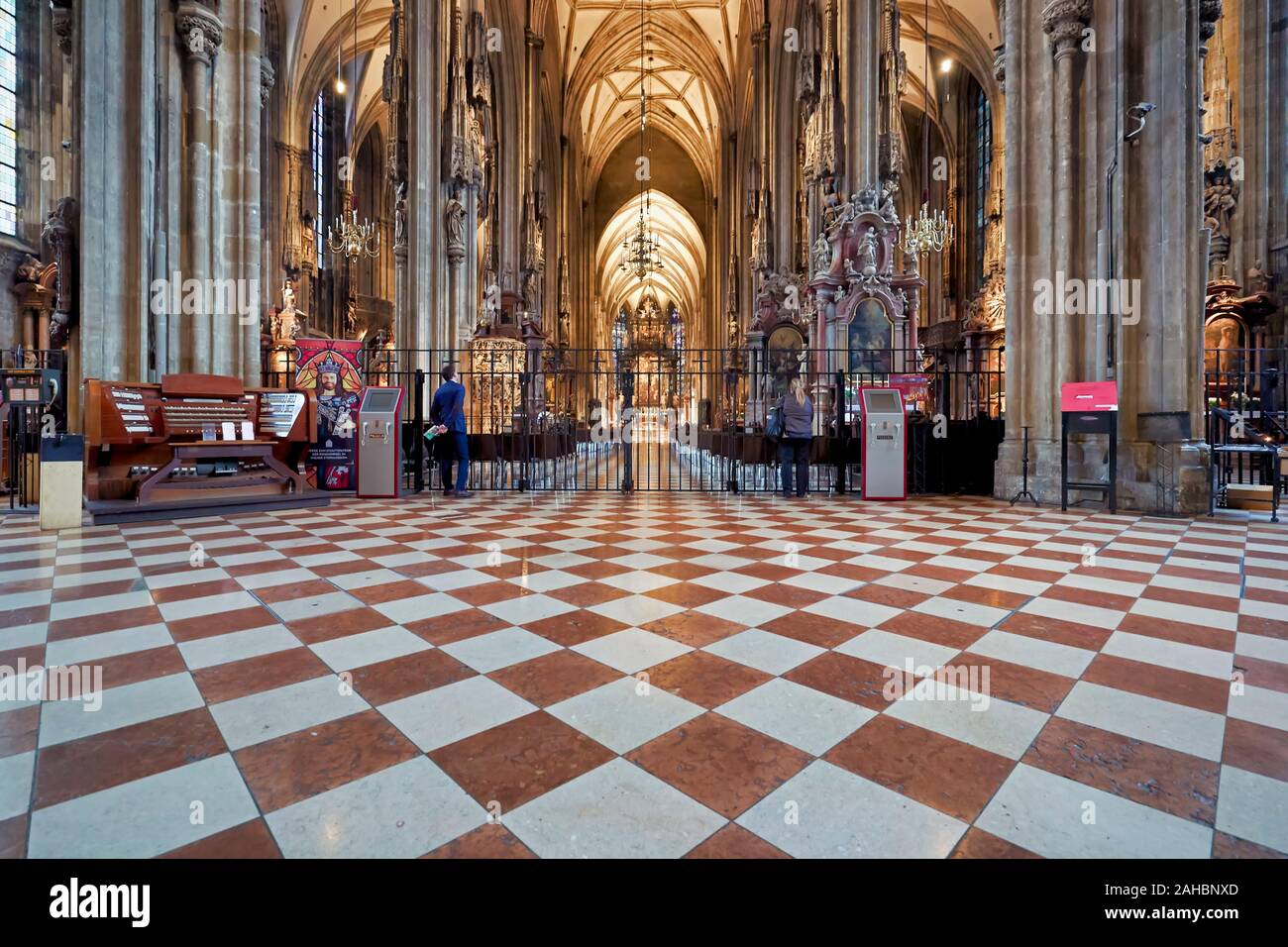 Vienna stephansdom interior hi-res stock photography and images - Alamy