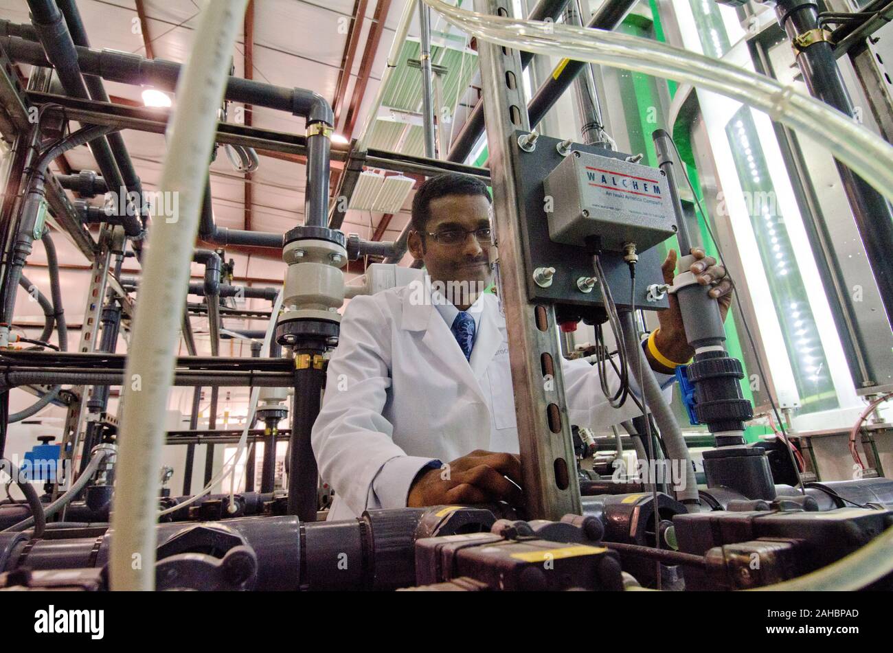Pharmaceutical factory bioprocess hi-res stock photography and images ...