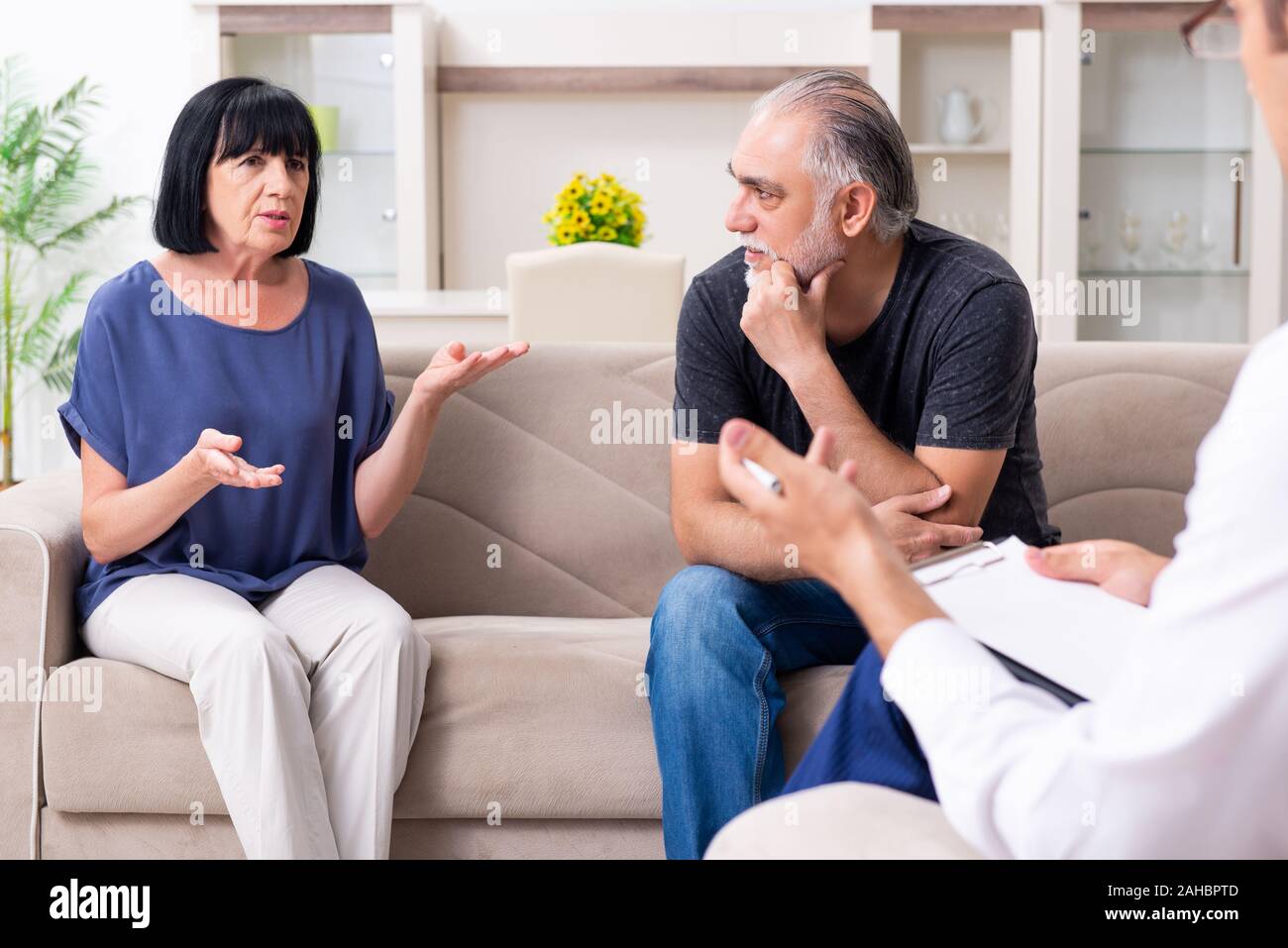 Geriatric psychiatrist hi-res stock photography and images - Alamy