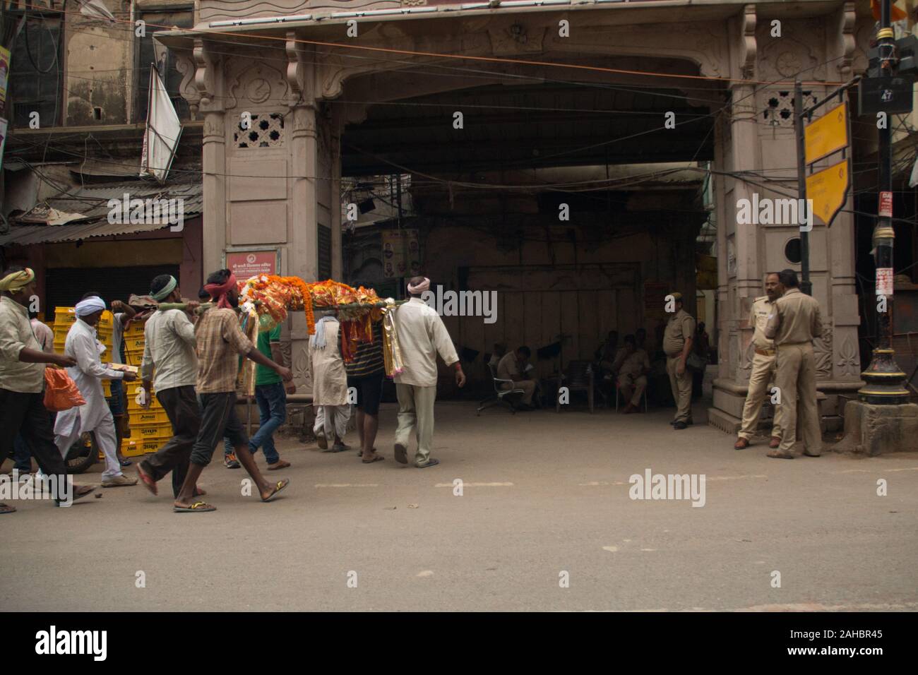 Varanasi funeral procession hi-res stock photography and images - Alamy