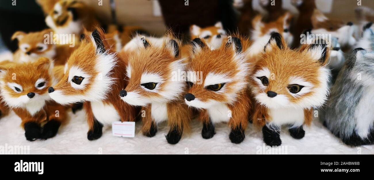 Toy foxes in the shop Stock Photo - Alamy