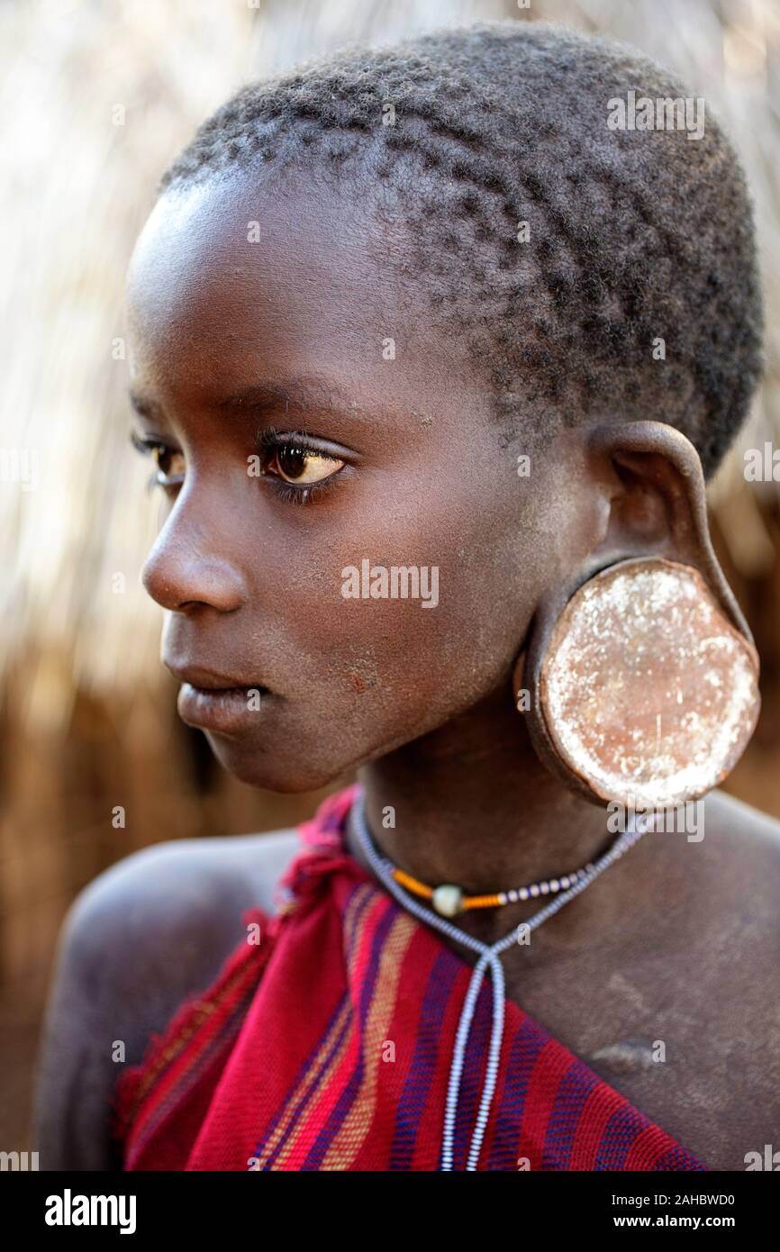 Suri ethiopia woman hi-res stock photography and images - Alamy