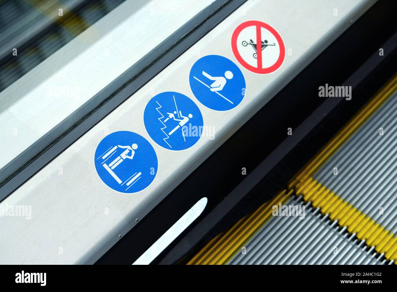 Sale signs mall hi-res stock photography and images - Alamy