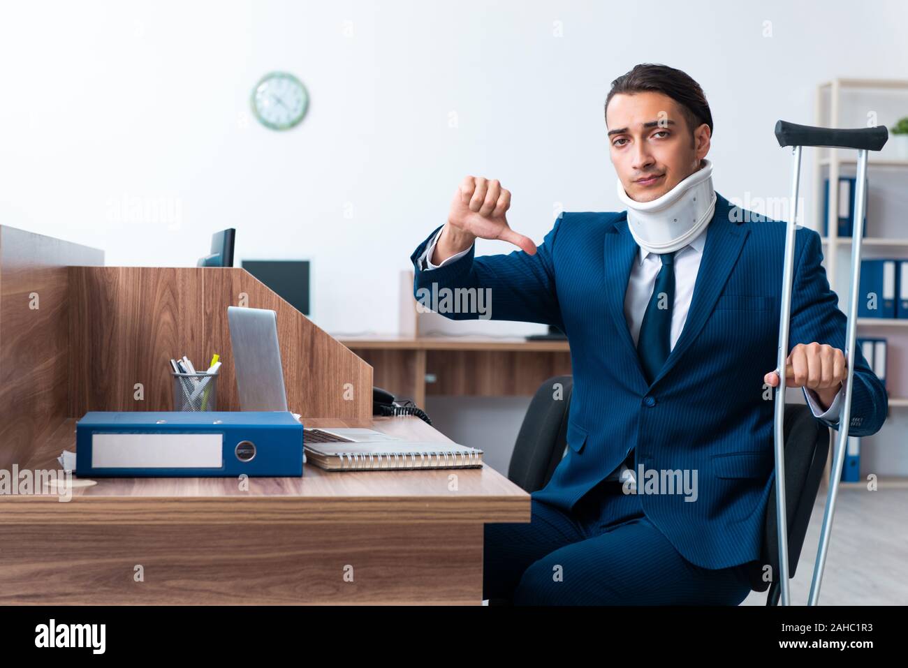 The young employee after accident in the office Stock Photo - Alamy