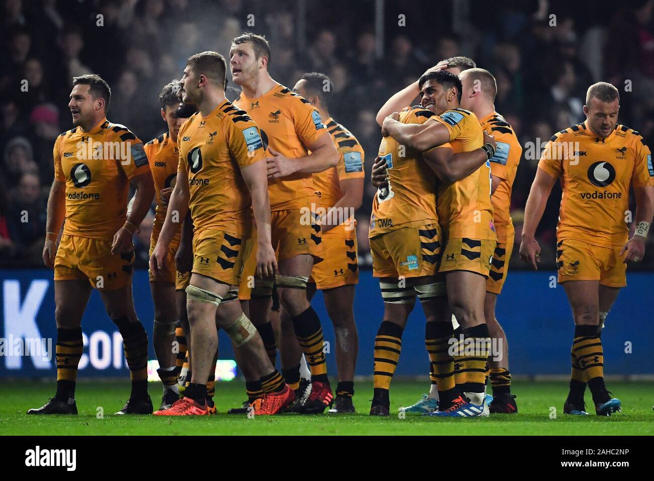 Wasps players celebrate their 26-21victory in the Gallagher Premiership ...