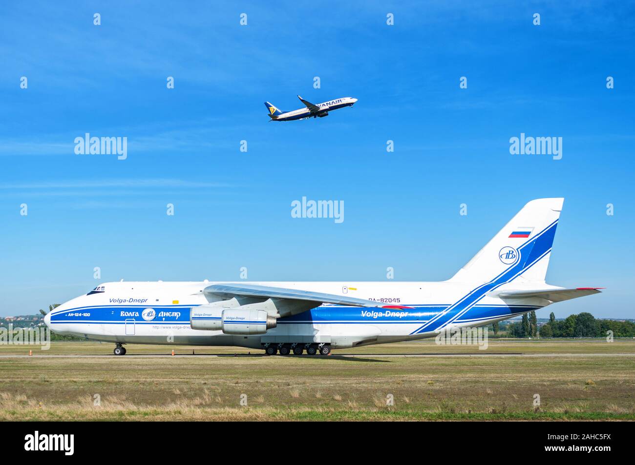 Antonov an 124 in flight hi-res stock photography and images - Alamy