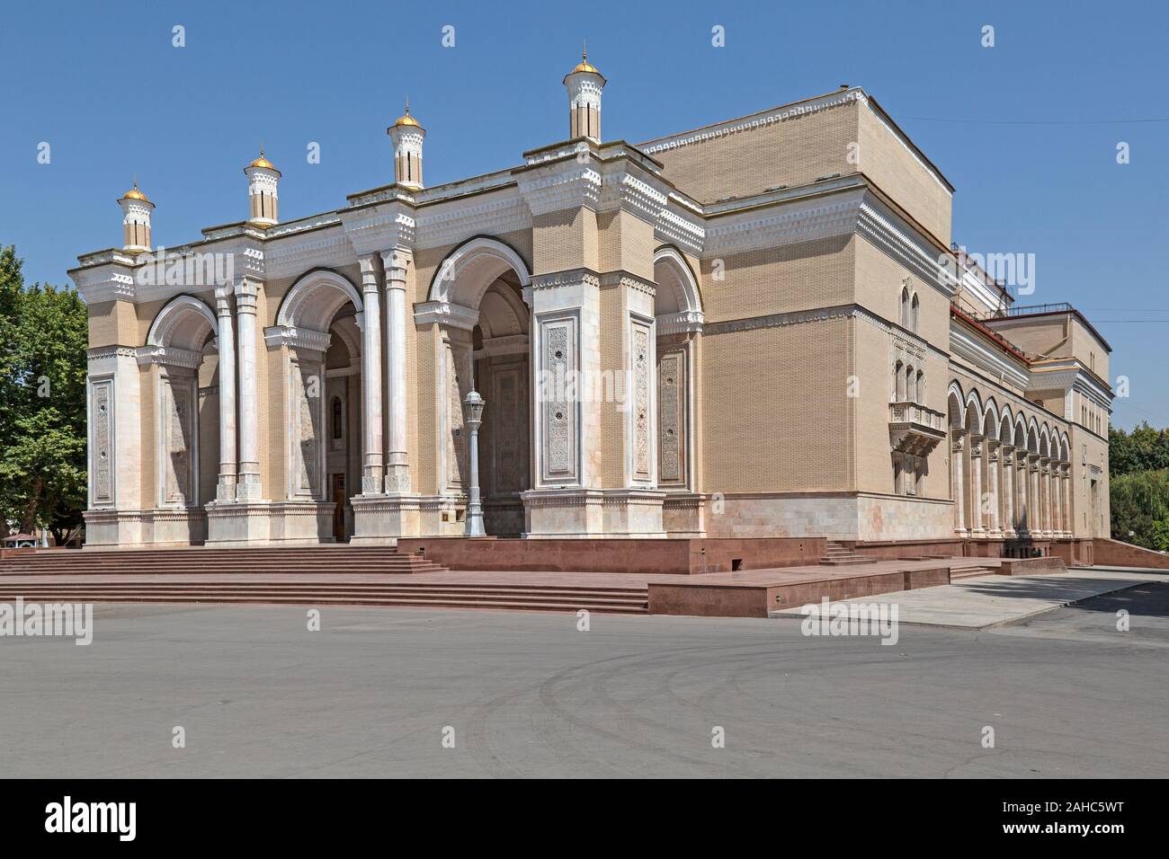 The Alisher Navoi Theatre and Opera House in the centre of Tashkent ...
