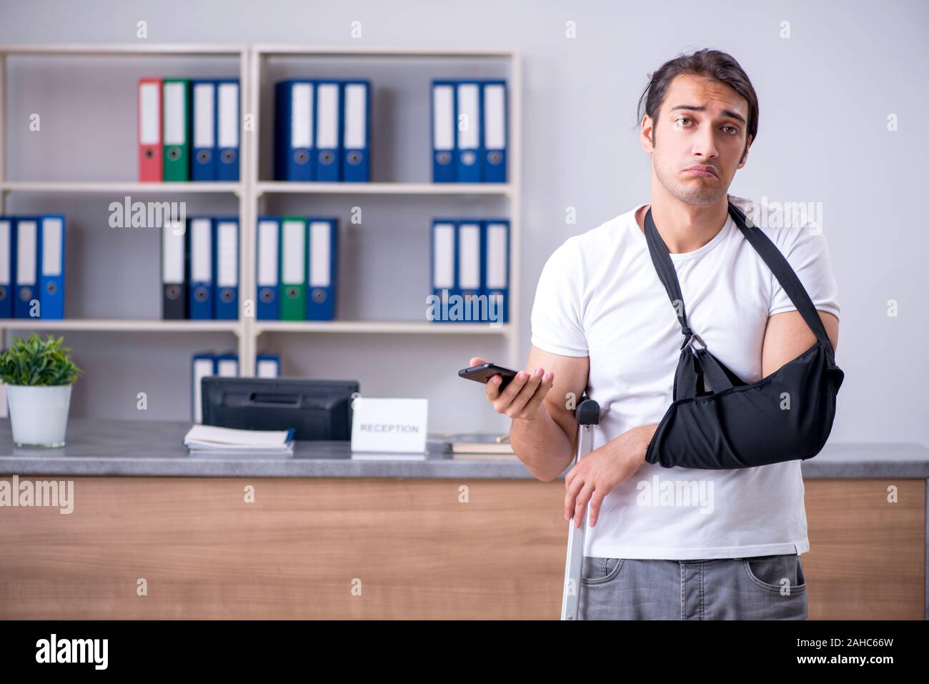 Doctor emergency room broken arm hi-res stock photography and images ...