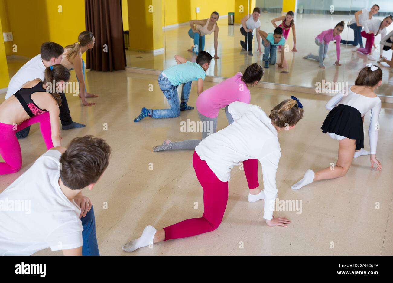 Group of tweens looking in mirror hi-res stock photography and images ...