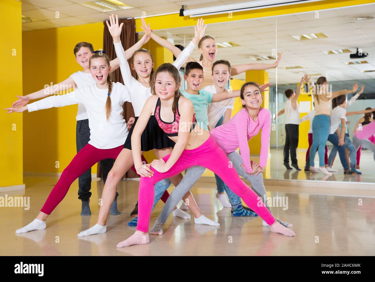 Group children poses together hi-res stock photography and images - Alamy