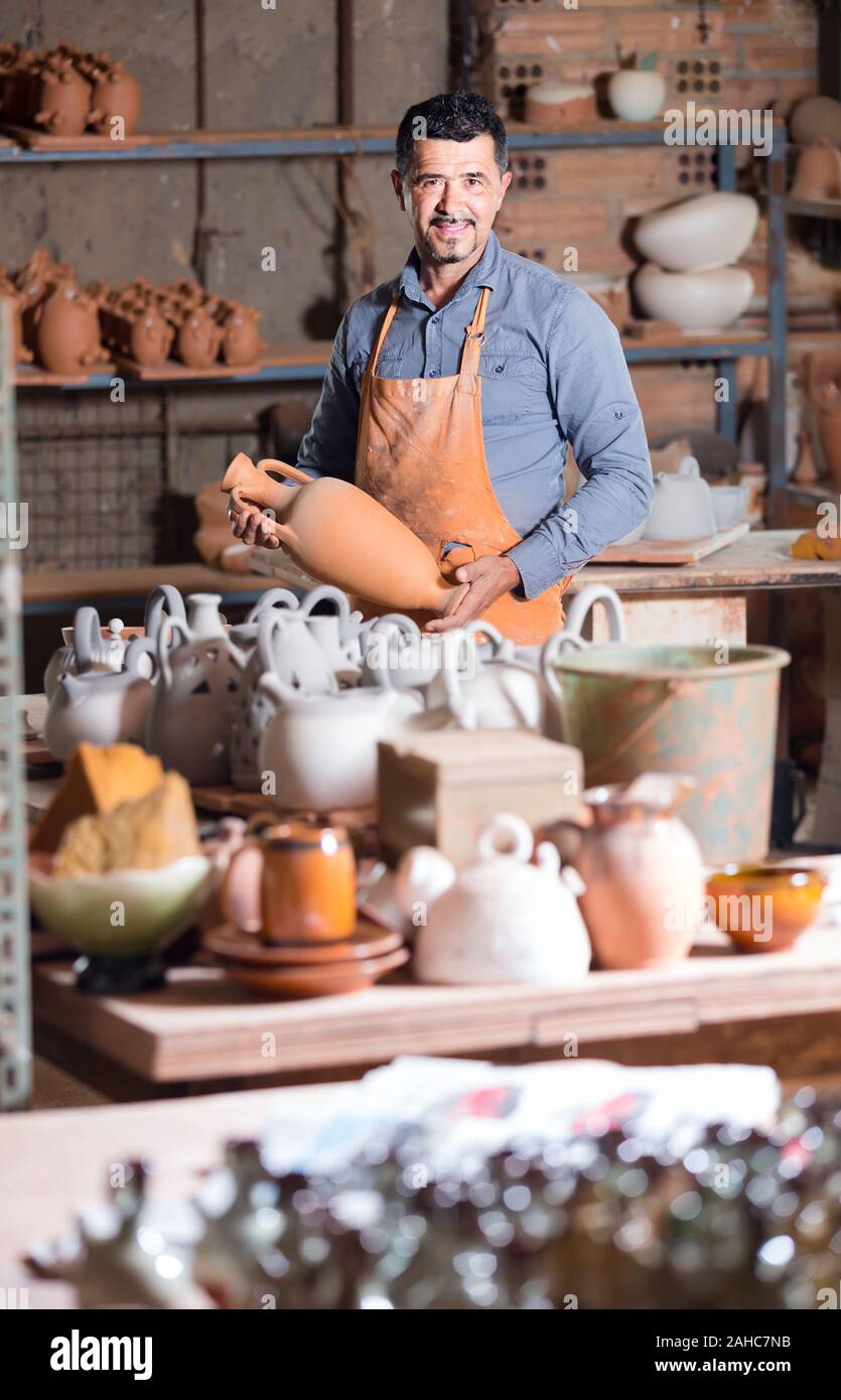 Potter making vessels hi-res stock photography and images - Alamy