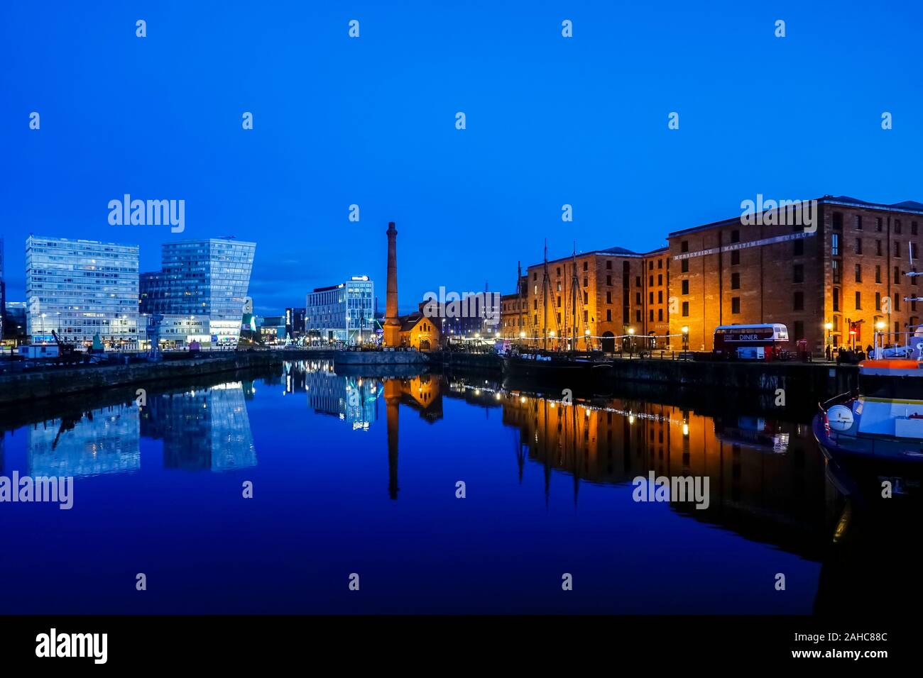 Liverpool dock area hi-res stock photography and images - Alamy