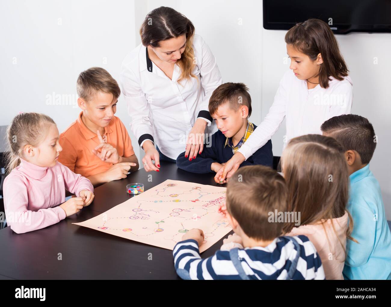 Teacher thinking classroom kids hi-res stock photography and images - Alamy