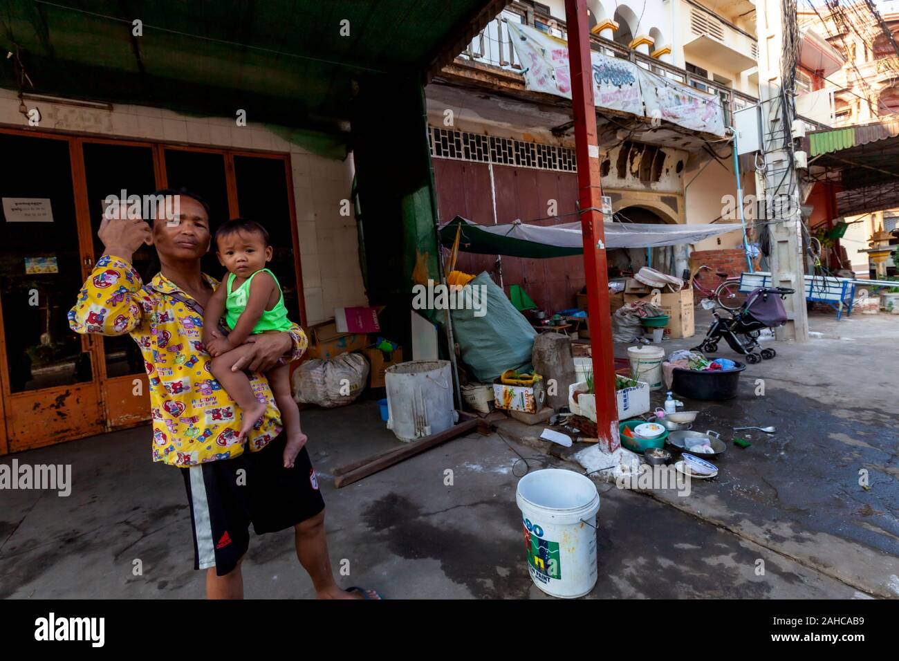Cardboard shelter hi-res stock photography and images - Alamy