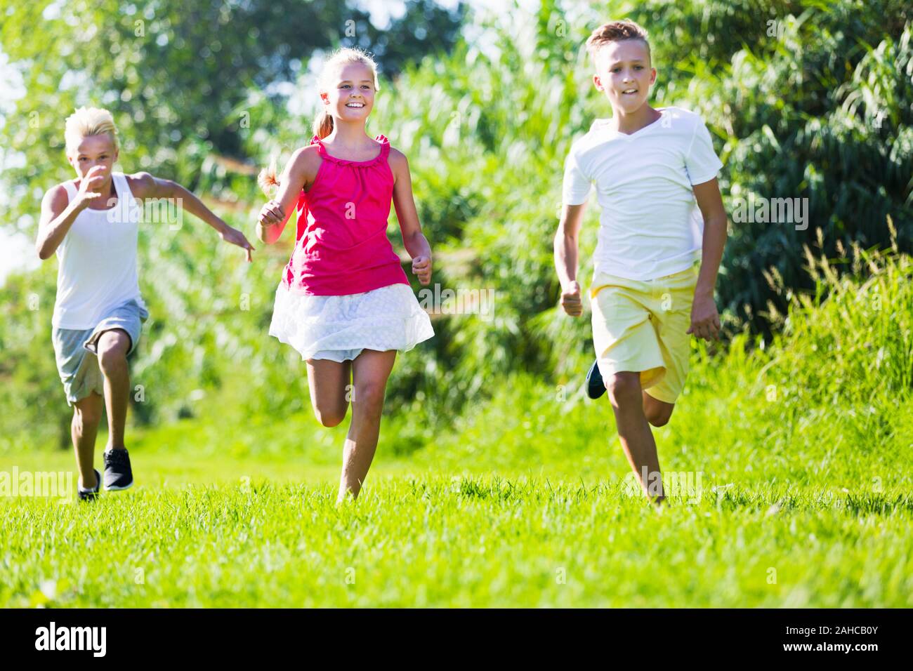 Kids chasing each other hi-res stock photography and images - Alamy