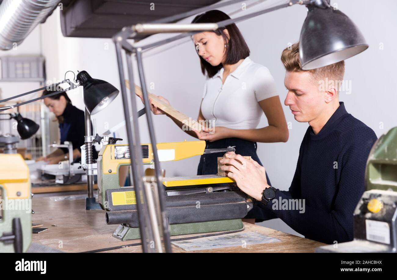 Scroll saw hi-res stock photography and images - Alamy