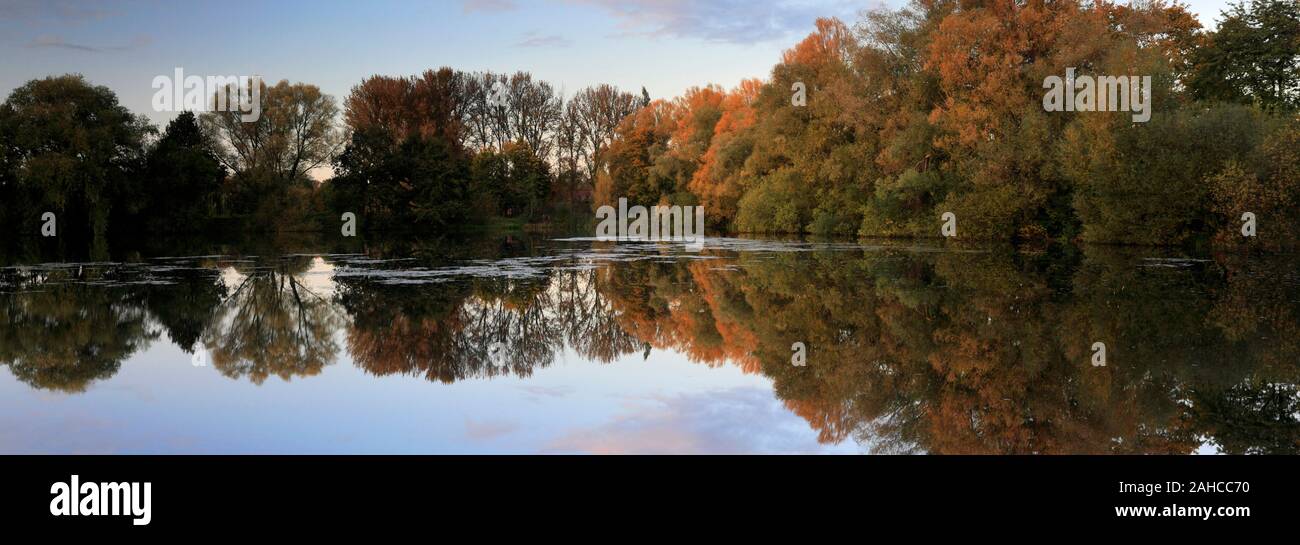 Autumn colours over the lake at Barnwell Country Park, Oundle town ...