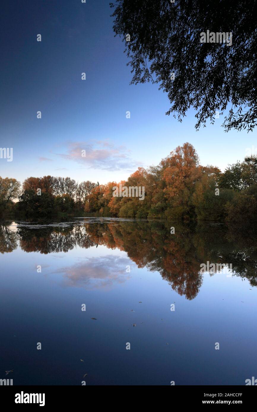 Autumn colours over the lake at Barnwell Country Park, Oundle town ...