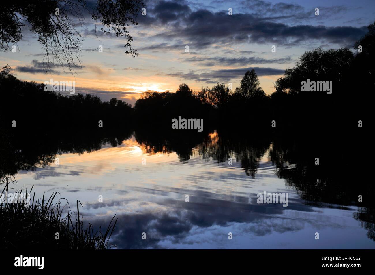 Autumn colours over the lake at Barnwell Country Park, Oundle town ...