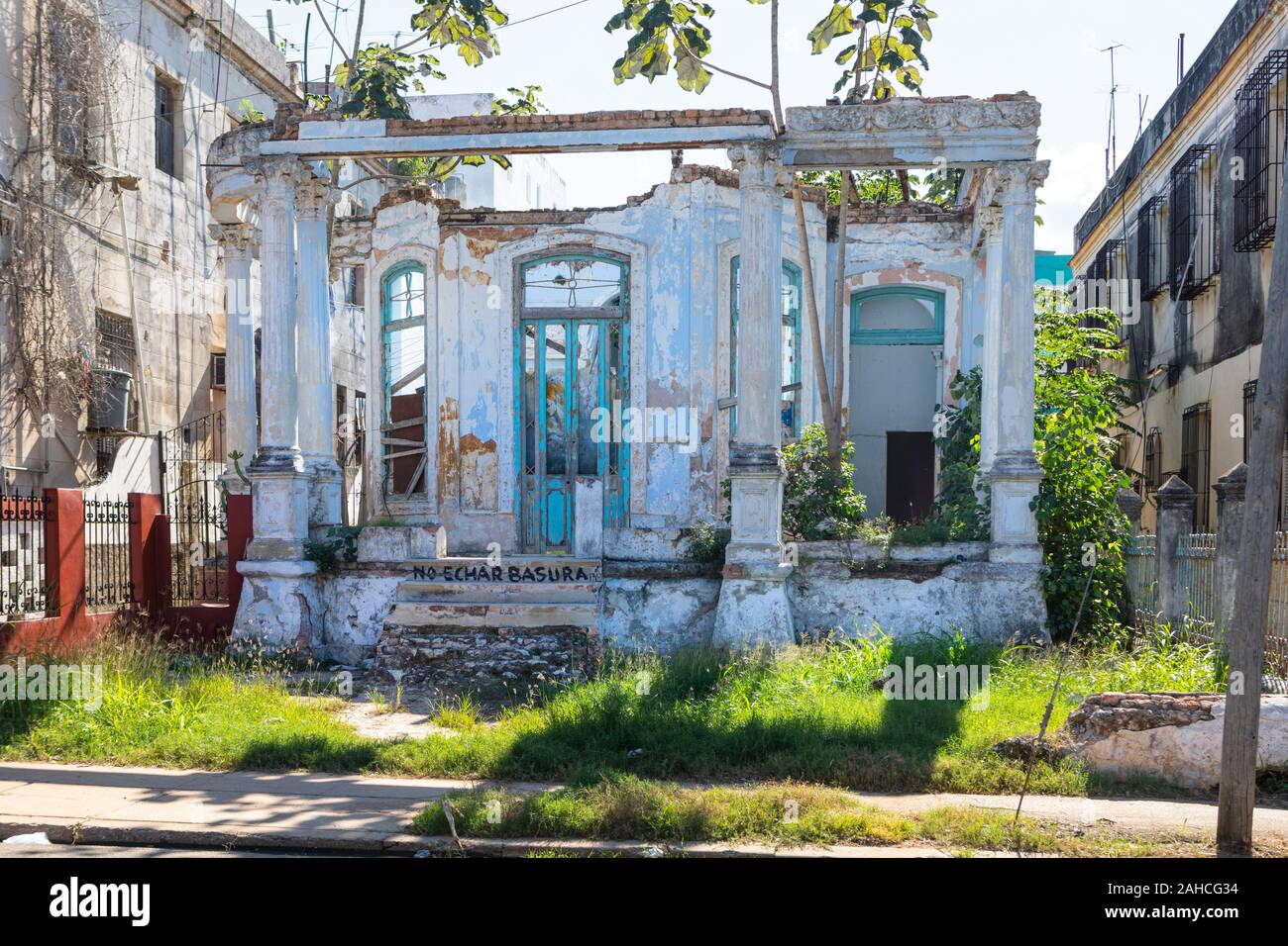 Havana cuba derelict building hi-res stock photography and images - Alamy