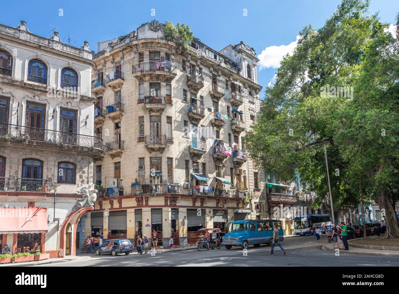 An old elegant and run down building in Havana, Cuba Stock Photo - Alamy
