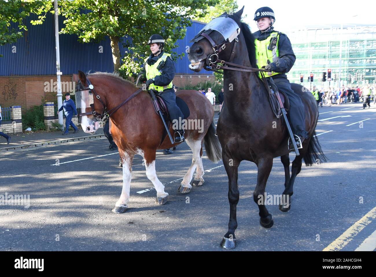 Mounted police control crowd hi-res stock photography and images - Alamy