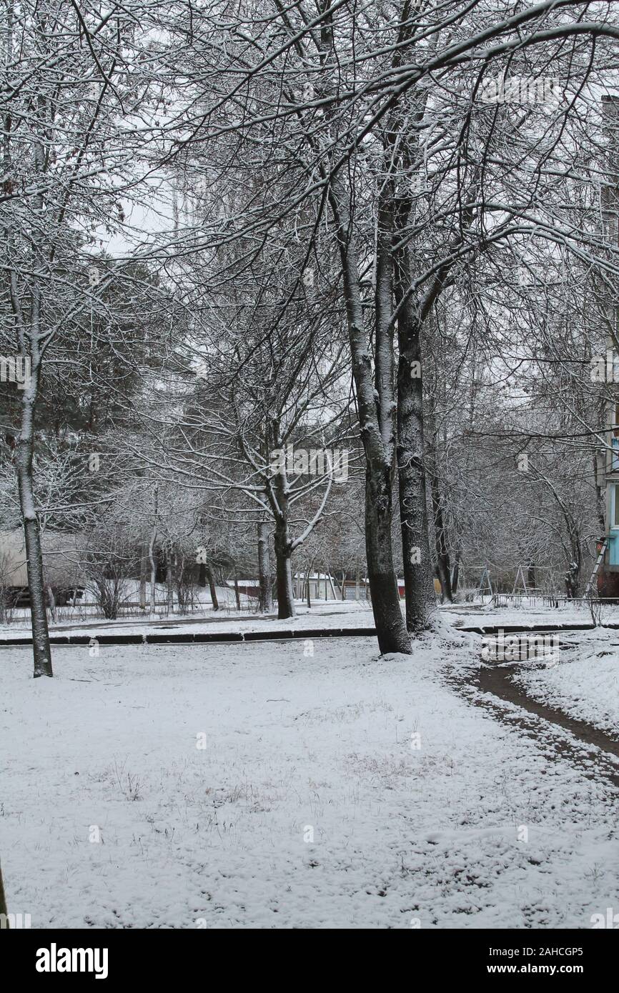 Empty snowy street hi-res stock photography and images - Alamy