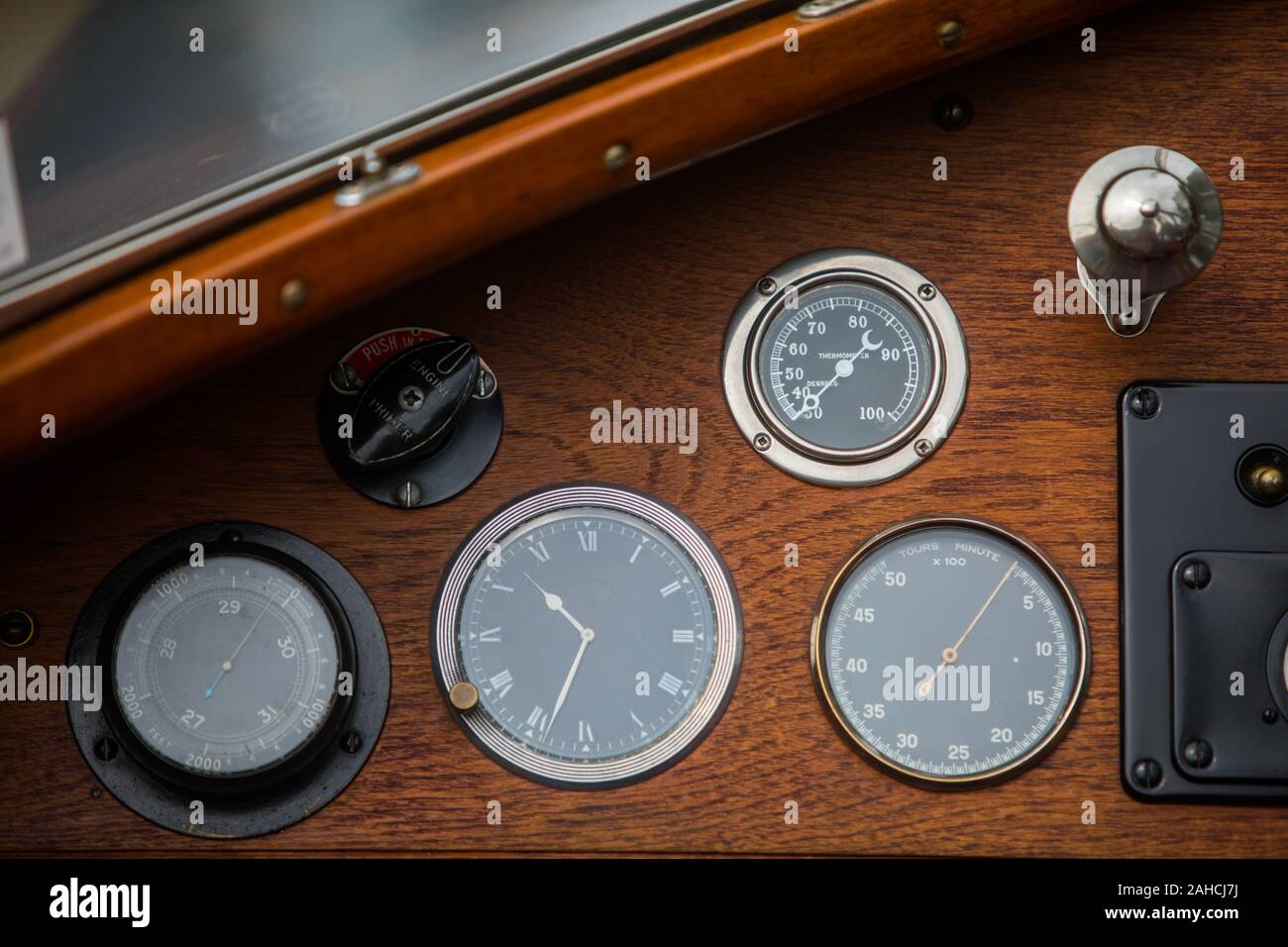 Car dashboard thermometer hi-res stock photography and images - Alamy