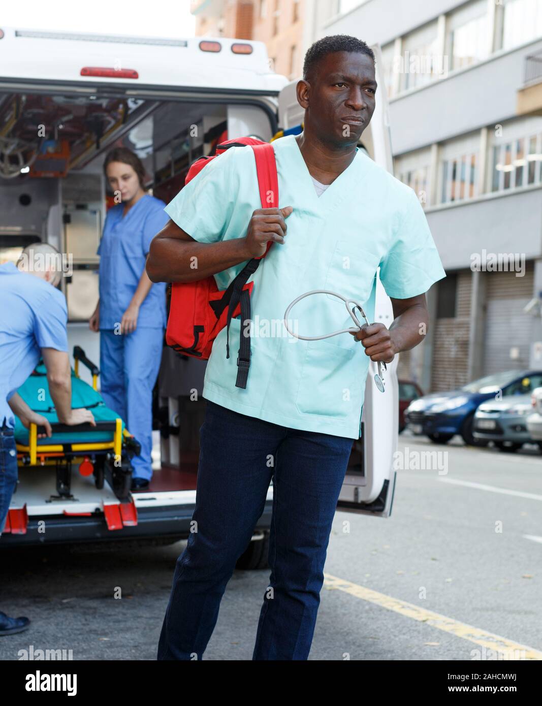 Paramedic running first aid kit hi-res stock photography and images - Alamy