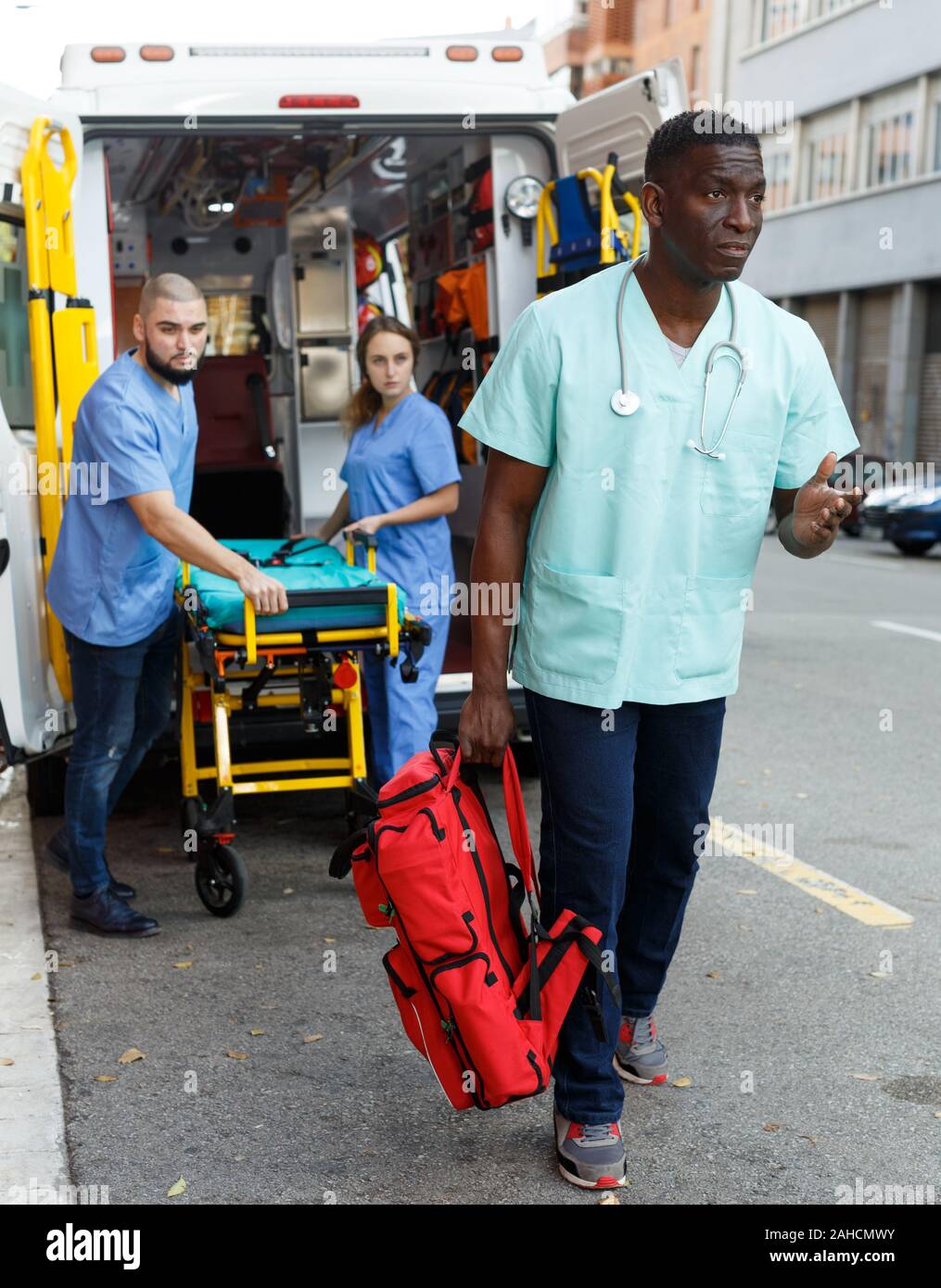 Ambulance crew working hi-res stock photography and images - Alamy