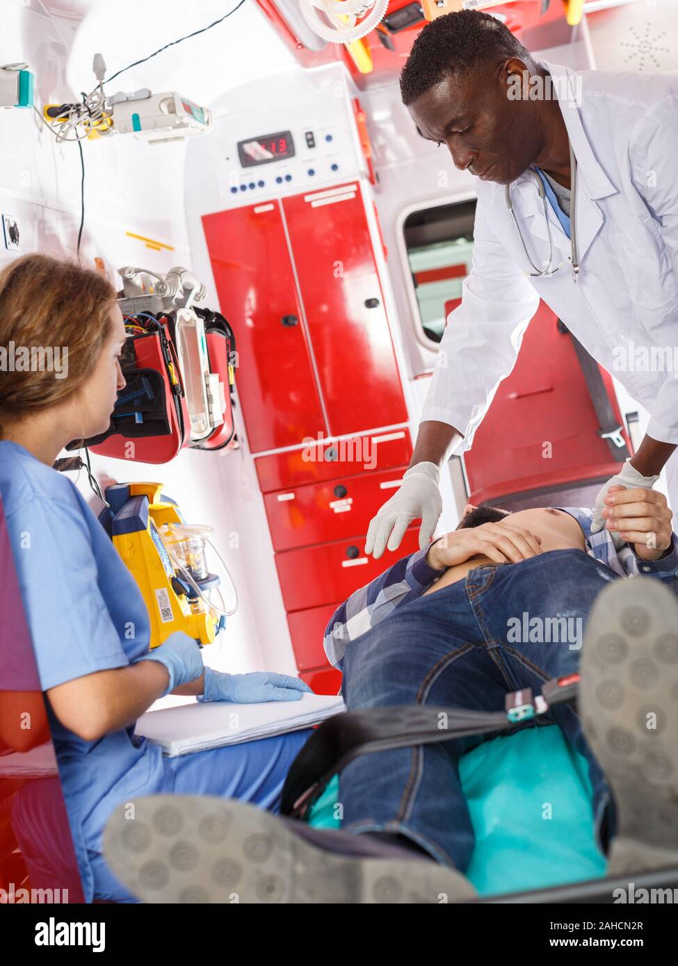 Paramedic man running medical kit hi-res stock photography and images ...