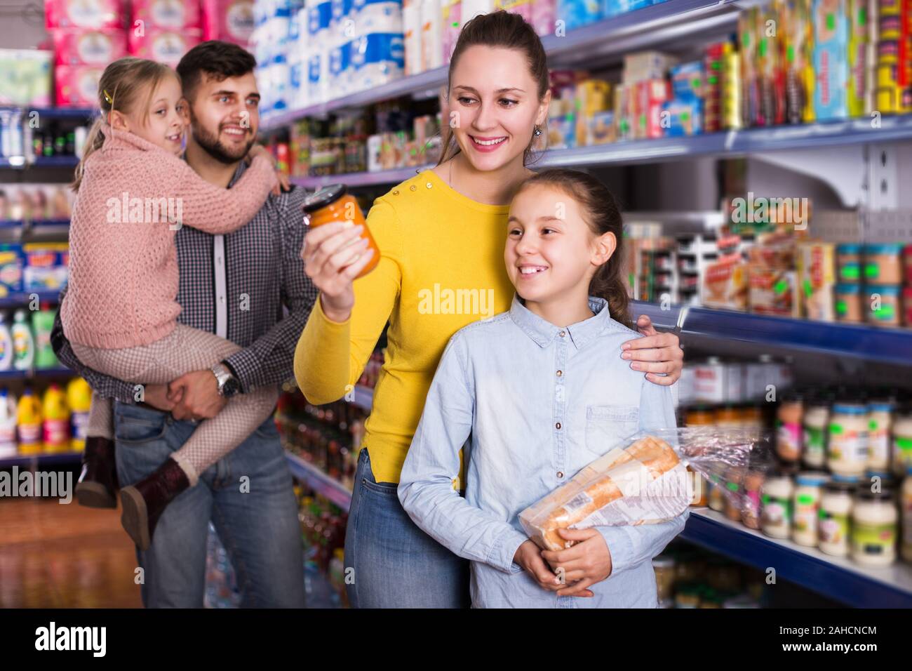 Family of four grocery shopping hi-res stock photography and images - Alamy
