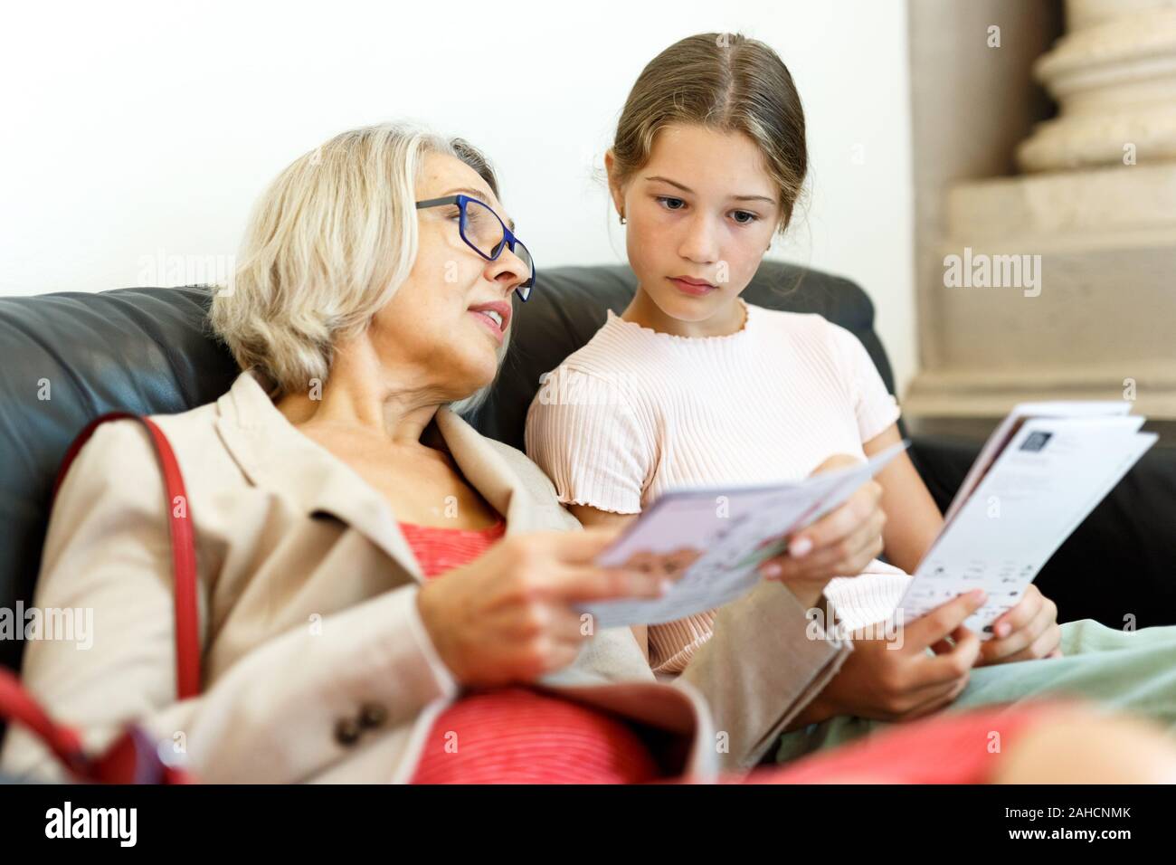 Tween girl reading hi-res stock photography and images - Alamy