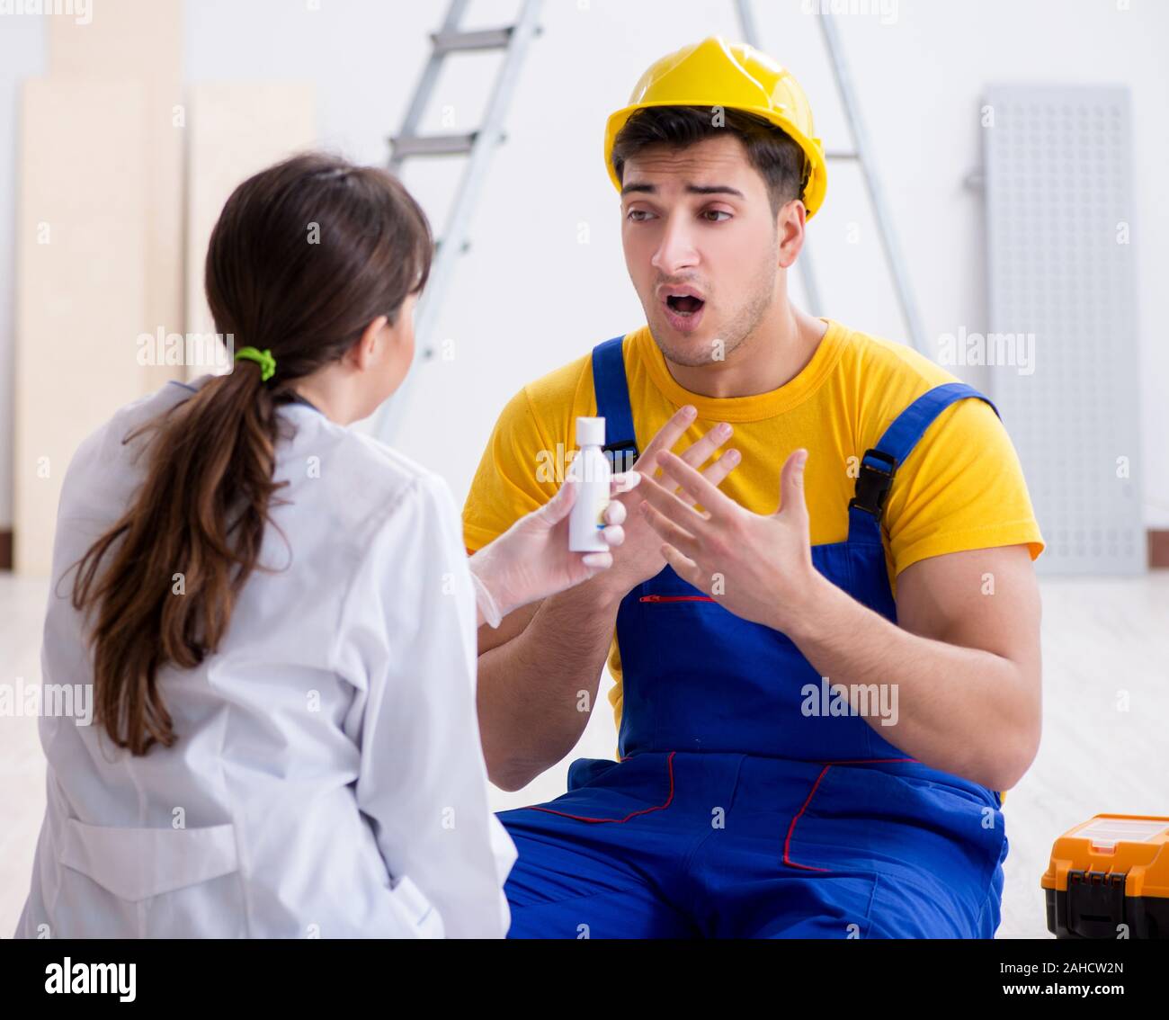 The doctor helping injured worker at construction site Stock Photo - Alamy