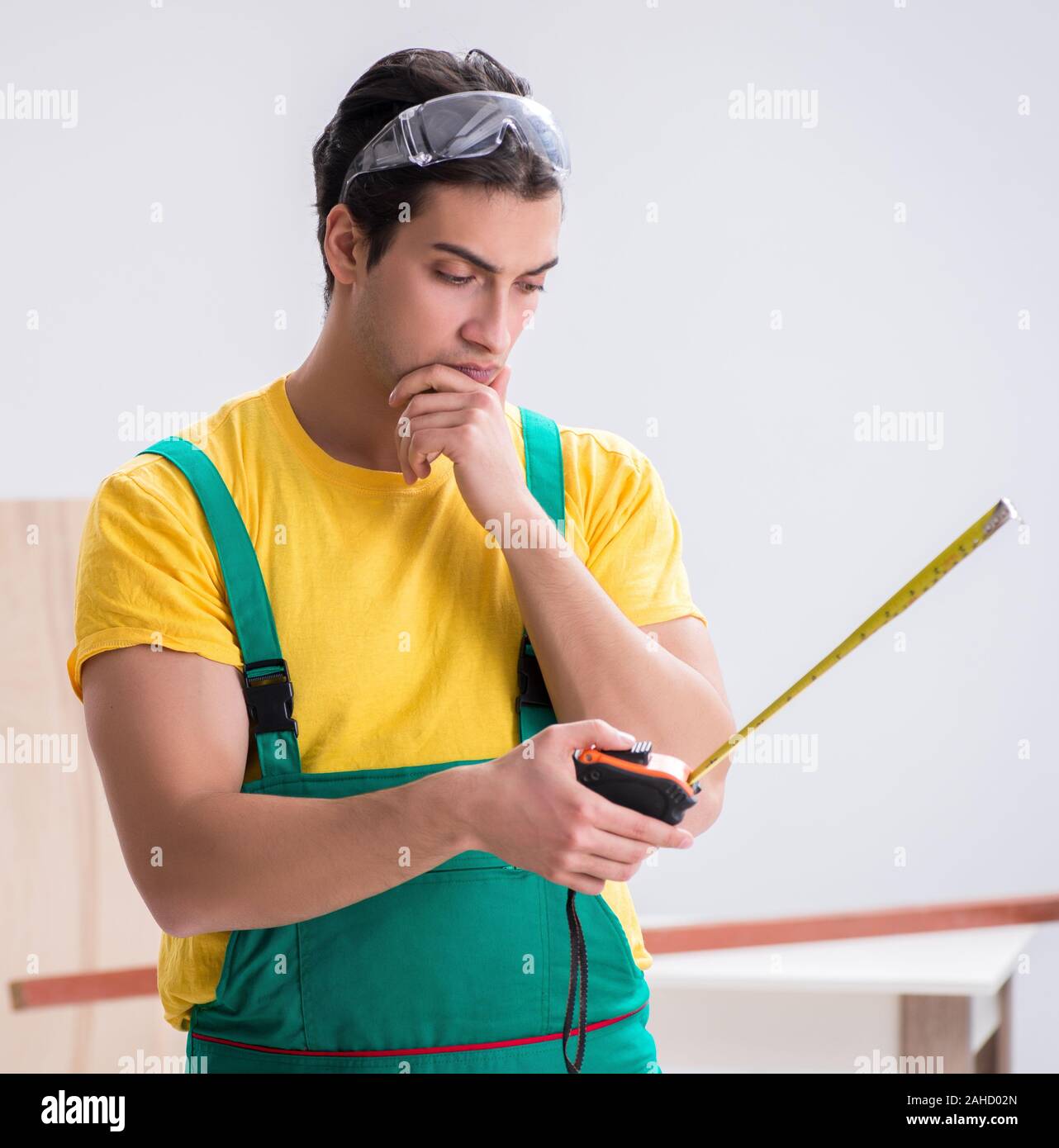The construction worker working on contractor site Stock Photo - Alamy