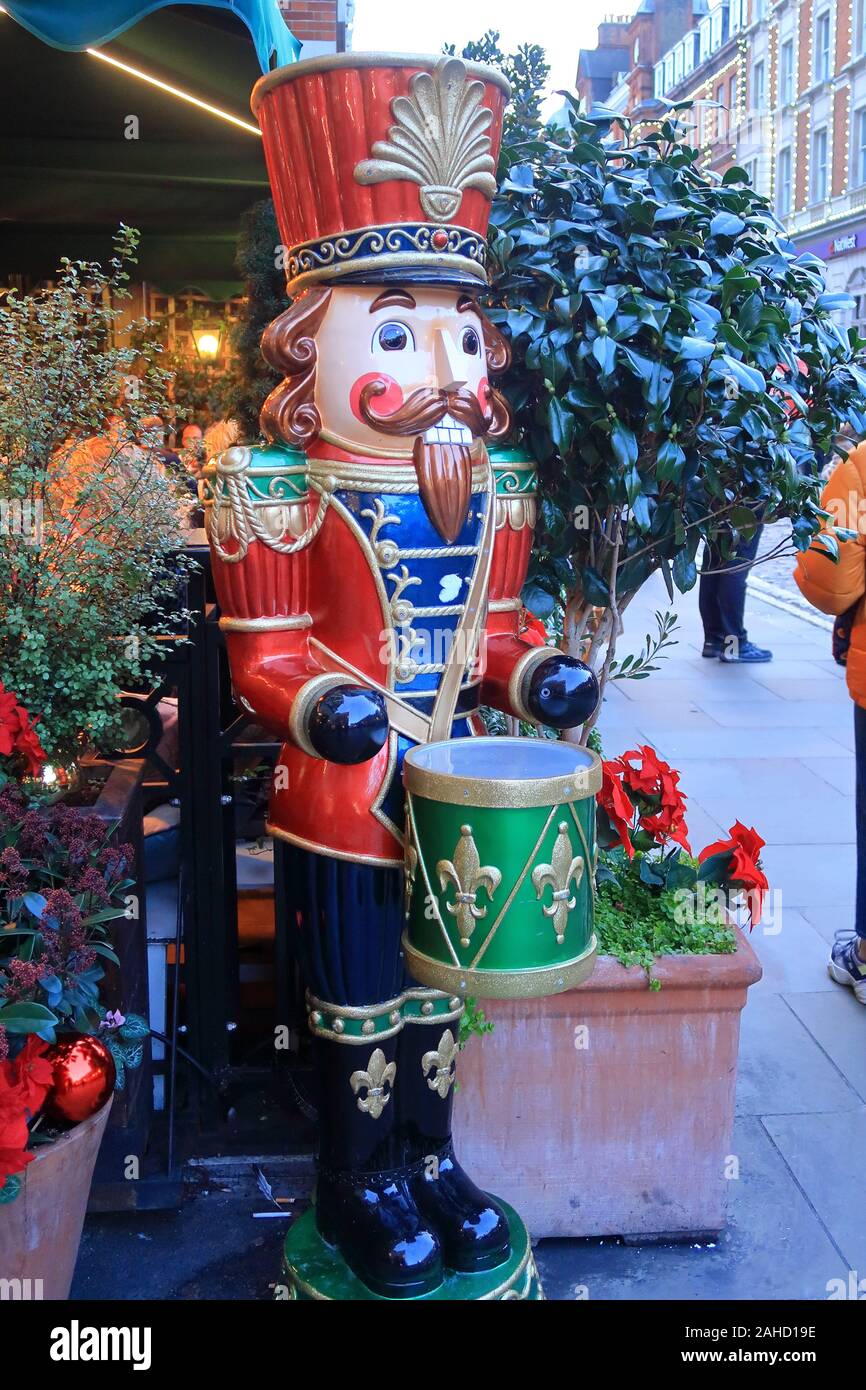 Drummer statue hi-res stock photography and images - Alamy