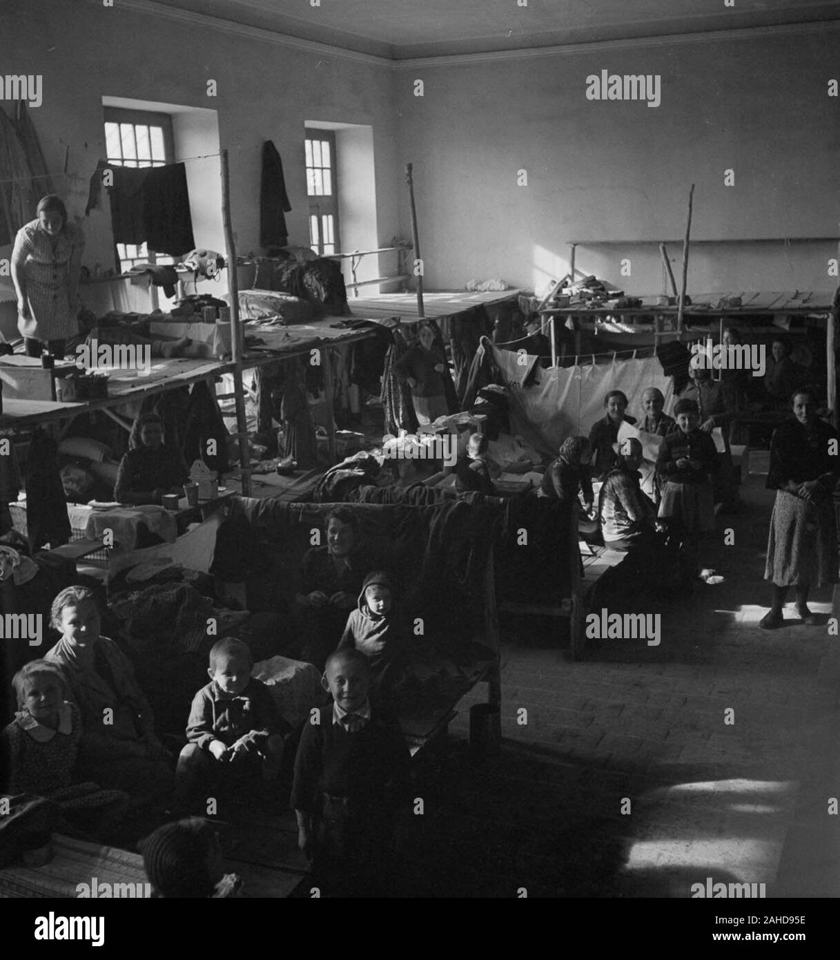 Polish refugees in Iran, 1942-1945 Stock Photo - Alamy