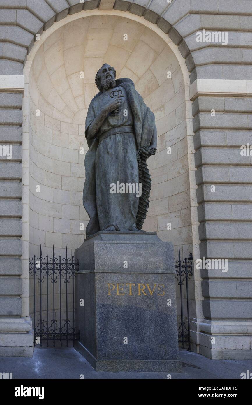 Saint peter holding a key hi-res stock photography and images - Alamy
