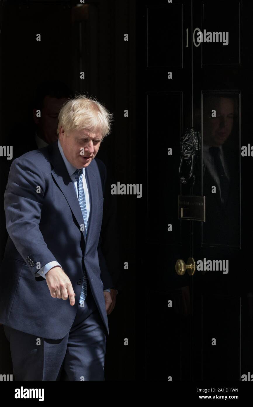 Walks out of no 10 downing street hi-res stock photography and images ...