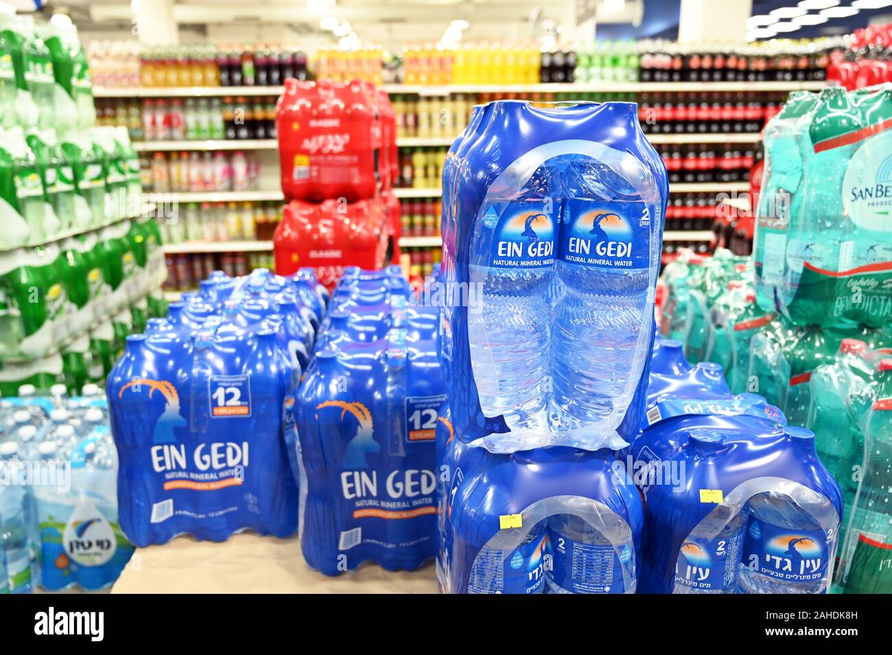 Bottled water in store hi-res stock photography and images - Alamy